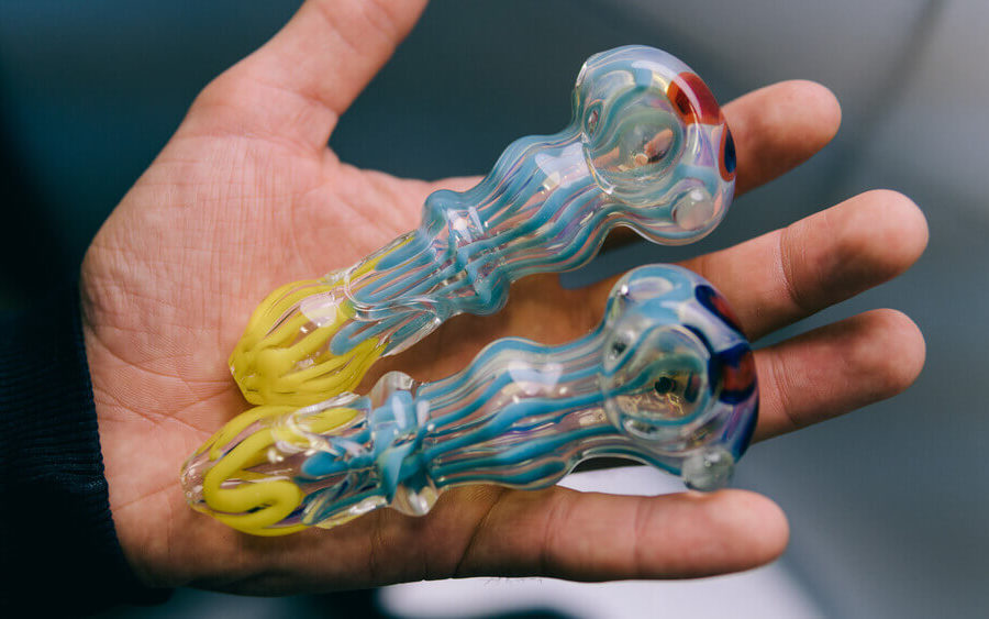 How to Clean a Glass Pipe Quick and Efficient | The Cannigma